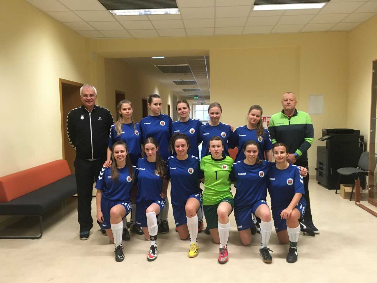 VU merginų futbolo komanda debiutavo LSFL salės futbolo turnyre